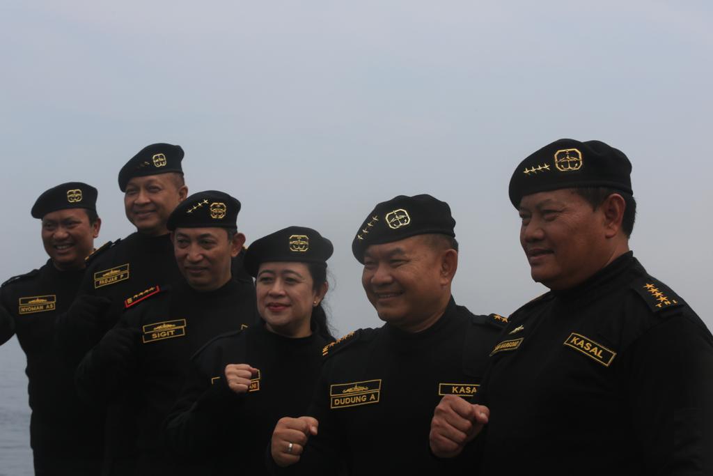 KSAL Sematkan Brevet Hiu ke Enam Pejabat Negara - Teritorial.Com KSAL Sematkan Brevet Hiu ke Enam Pejabat Negara - Teritorial.Com